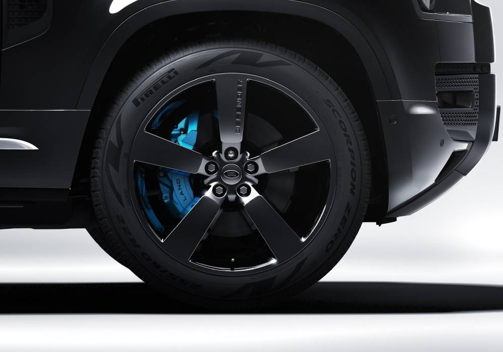 StriveME - إصدار لاند روڤر "ديفندر V8 بوند" المستلهم من فيلم "لا وقت للموت"